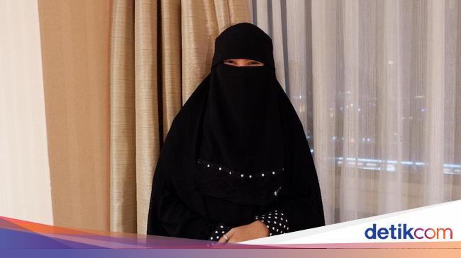 7 Gaya Indadari, Mantan Istri Caisar yang Selalu Berbusana Cadar Hitam
