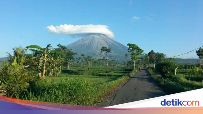 Gunung Semeru 'Bertopi', Netizen Tanya Kapan Jalur Dibuka Lagi