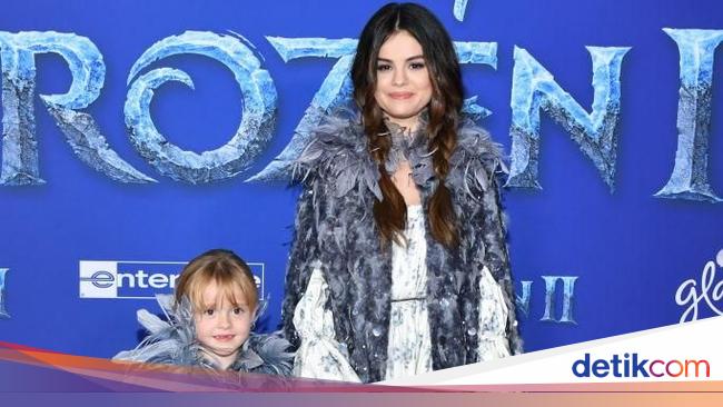 Cute! Selena Gomez dan Adik Kembaran Jadi Ice Princess di Premier ...