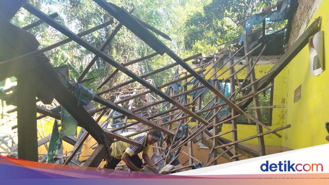 3 Kelas Rusak, Siswa SD di Jombang Belajar Lesehan di Musala dan Perpustakaan