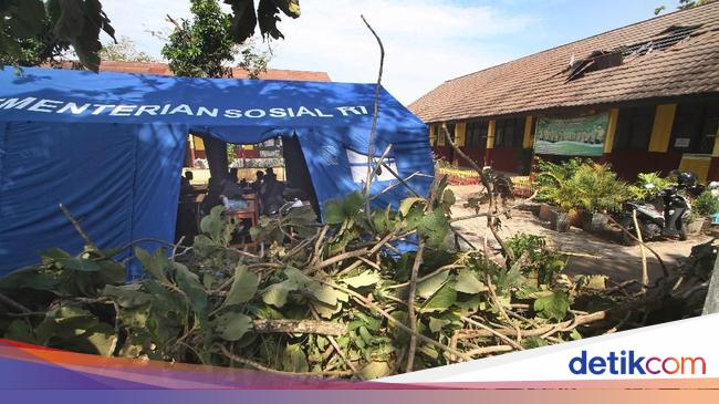 Atap Sekolah Rusak, Siswa Belajar di Tenda Darurat