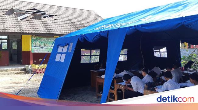 Atap Kelas Rusak, Siswa SD Negeri Banjarsari Banten Belajar di Tenda