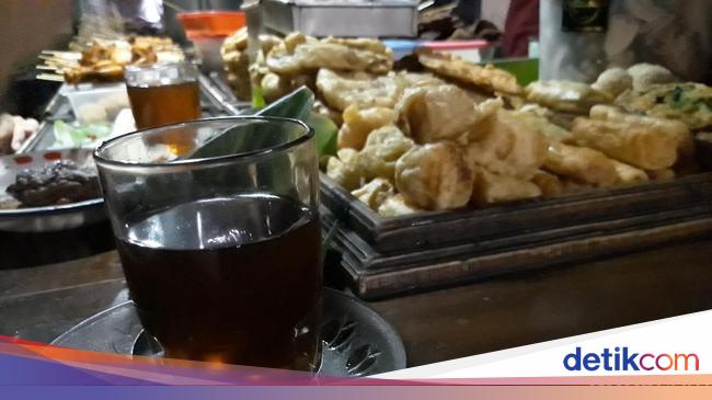Teh Gelas Kecil Wedangan Gareng yang Bikin Kangen Solo