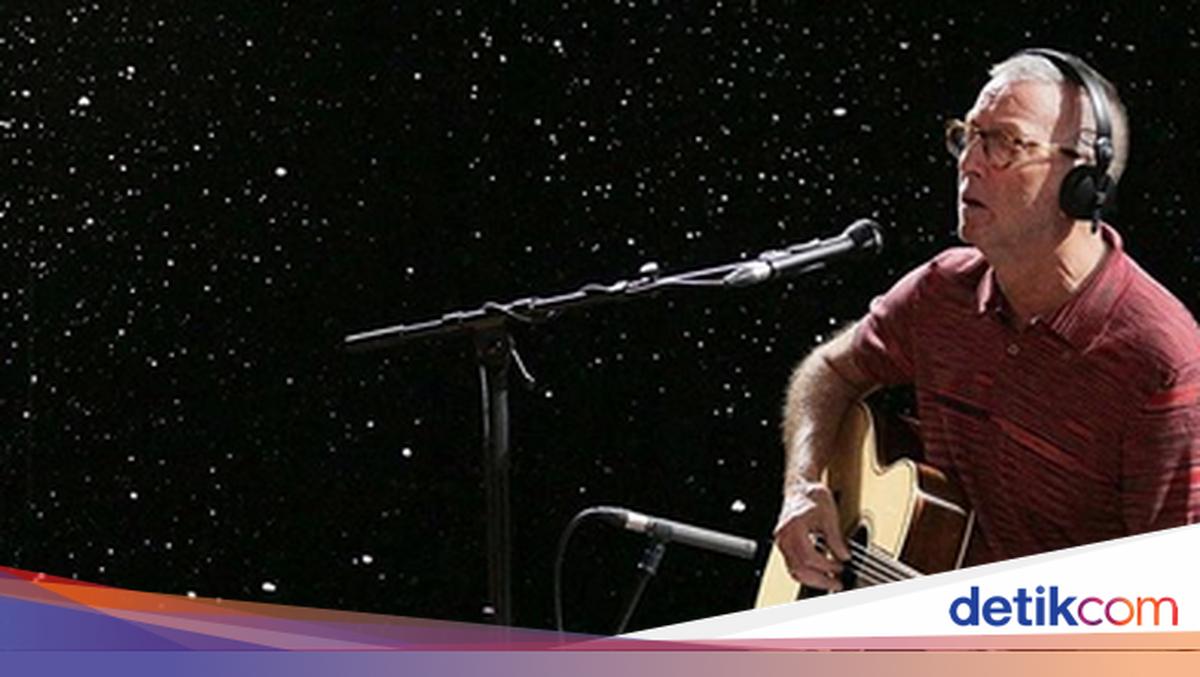 Duh! Eric Clapton Dilempar Fans Saat Manggung di Spanyol