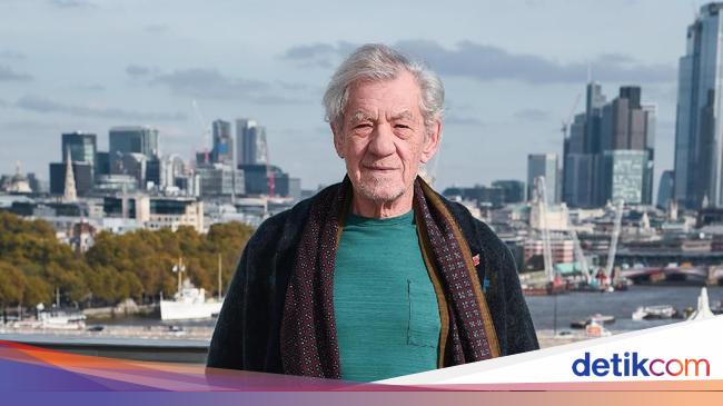 Pemeran Gandalf Terjatuh di Panggung saat Main Teater