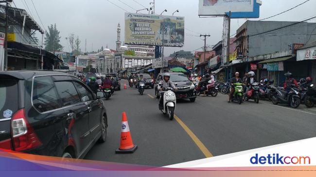 Sistem 2-1 di Puncak Diuji Coba, Lalin Simpang Citeko-Gunung Mas Macet