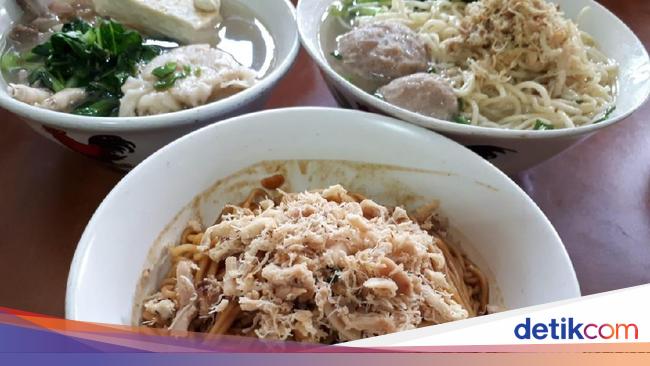 Mie Baso Akung: Yamin Legendaris dengan Topping Ceker Super Lembut!