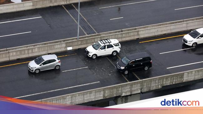 Aspal Tak Rata, saat Hujan Tol Layang Japek Digenangi Air