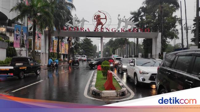 Sempat Banjir, Air di Depan fX Senayan Sudah Surut