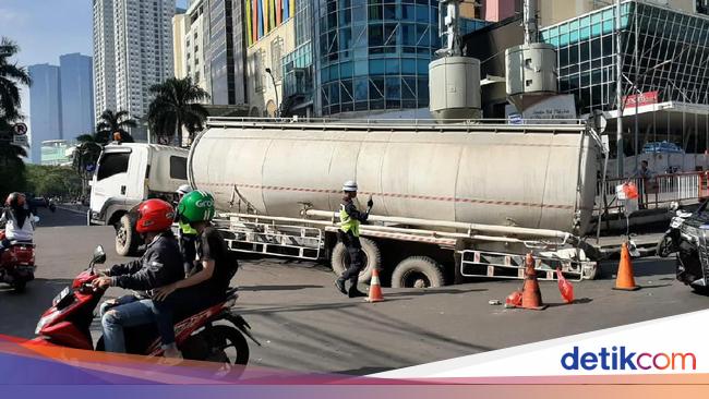 Truk Tangki Jeblos di Putaran Depan Thamrin City, Sebagian Jalan Tertutup Truk Tangki Jeblos di Putaran Depan Thamrin City, Sebagian Jalan Tertutup