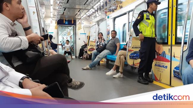 Aturan Resmi Dicabut, Banyak Penumpang MRT Mulai Lepas Masker Aturan Resmi Dicabut, Banyak Penumpang MRT Mulai Lepas Masker