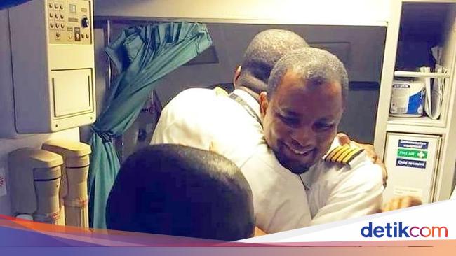 Dari Tukang Bersih-bersih di Bandara, Pria Ini Naik Pangkat Menjadi Pilot