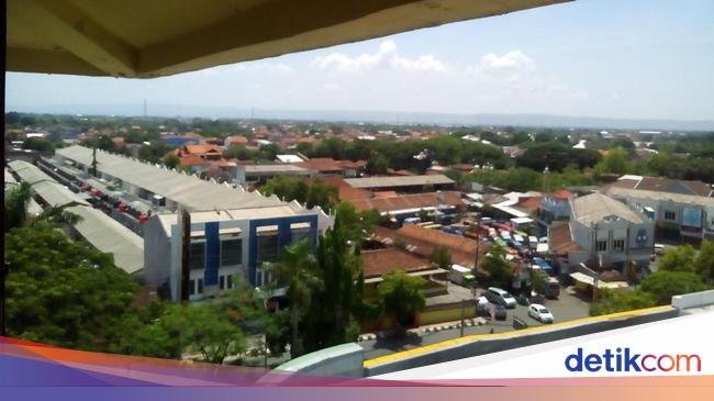 Melihat Panorama Kudus dari Tugu Identitas