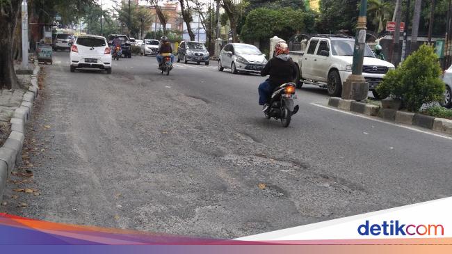Jalan Dekat Kampus USU Medan Rusak, Pemkot Diminta Segera Perbaiki