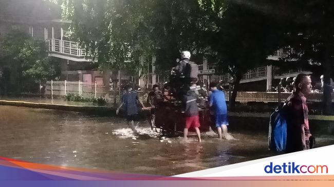 Banjir Rendam Jalan Perintis Jakut hingga Malam Hari, Motor Tak Bisa Lewat
