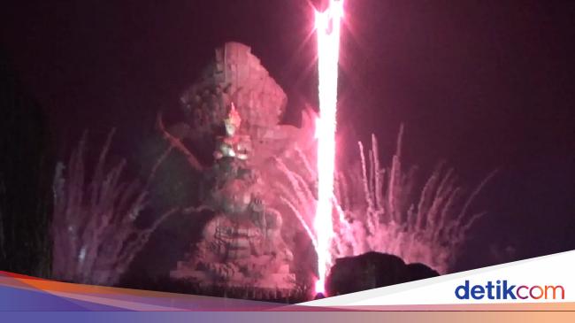 20 Ribu Kembang Api Meriahkan Perayaan Tahun Baru di GWK Bali