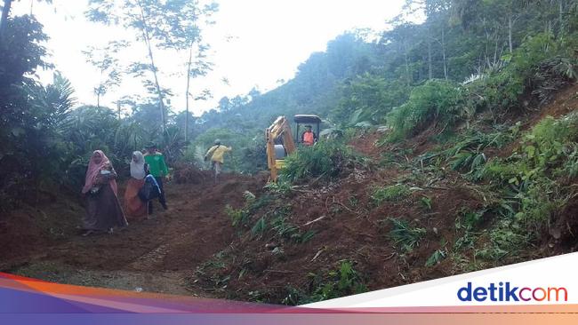 Evakuasi Material Longsor di Jalur Dieng, 3 Alat Berat Dikerahkan