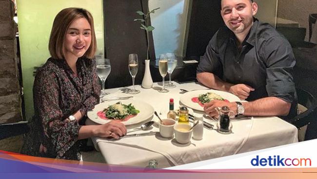 Intip Momen Romantis Makan Berdua Pasangan Roy Geurts dan Cita Citata