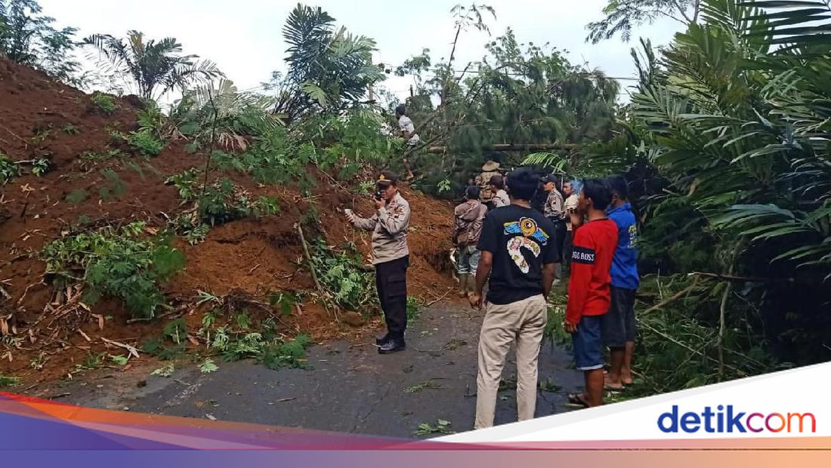 Jalur Utama Menuju Wisata Dieng Putus Total Tertutup Tanah Longsor