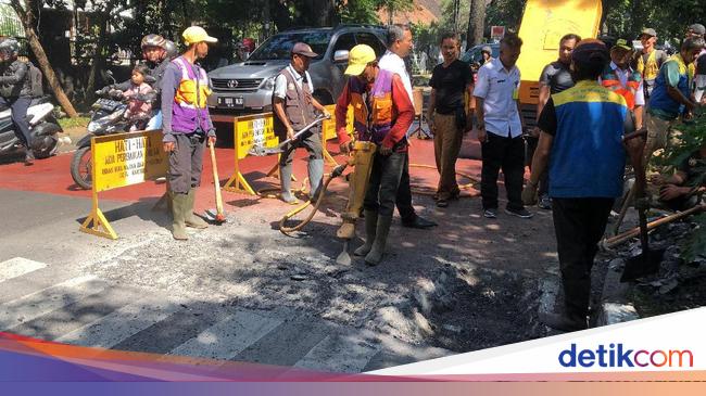 Aspal Jalan Berasap di Bandung Dibongkar
