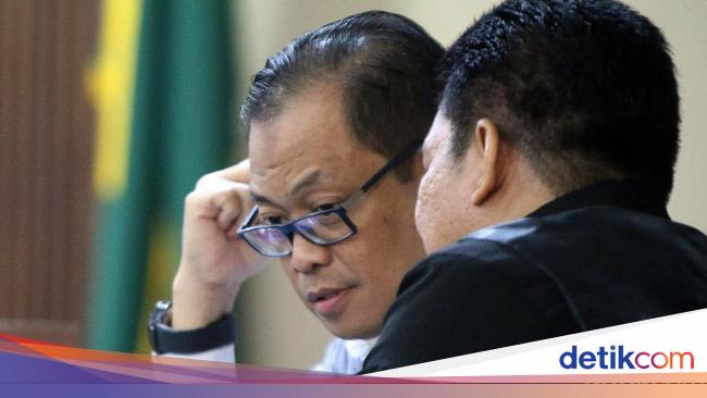 Perantara Suap Eks Ketua MK Akil Mochtar Divonis 4,5 Tahun Penjara