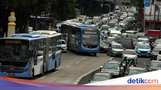 Demo Rusuh, Layanan Bus TransJakarta Berhenti Total