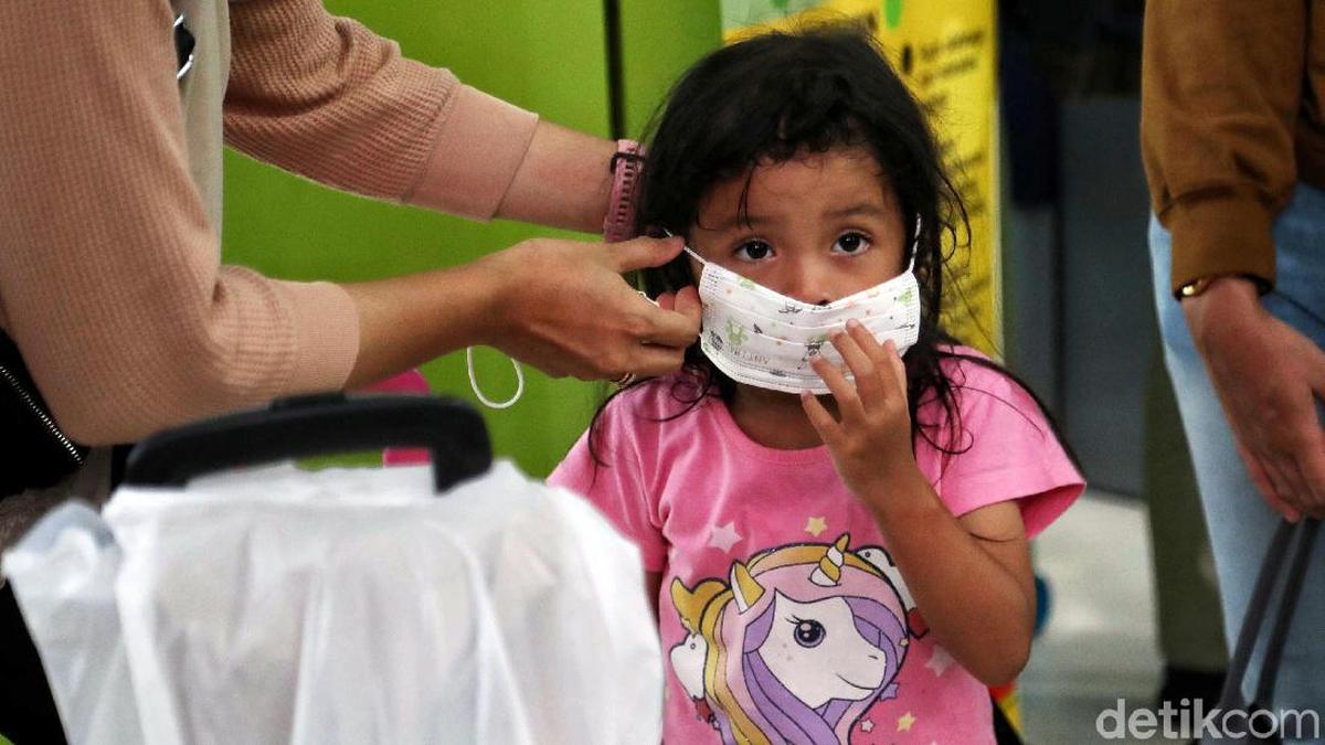 Anak di Bawah 2 Tahun Tak Perlu Pakai Masker, Ini Risikonya