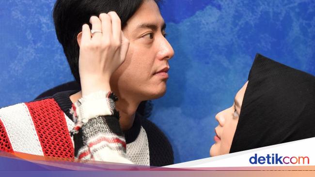 So Sweet! Saat Cut Meyriska Membenarkan Rambut Roger Danuarta