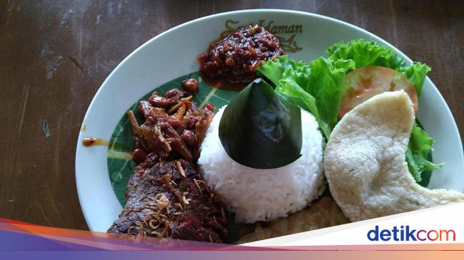 Sari Idaman : Makan Nasi Pluncut Sambil Ngemil Cireng Enak