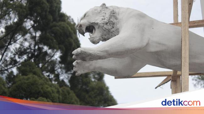 Patung Harimau yang 'Loncat' Mulai Diperbaiki