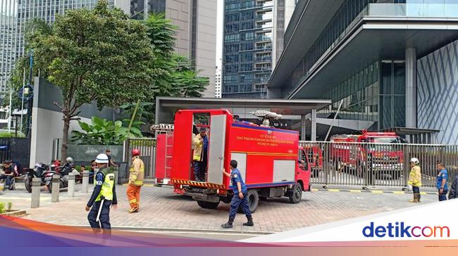 Ruangan di Lantai 58 Menara Astra Terbakar, 11 Mobil Damkar Meluncur