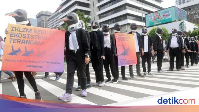 Topeng Penguin Warnai Aksi Greenpeace Indonesia di CFD
