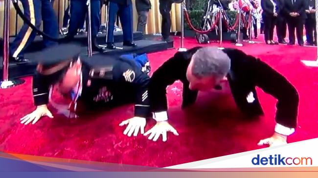 Jalan di Red Carpet, Tom Hanks Tiba-tiba Tantang Tentara Push Up