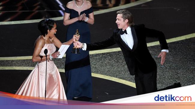 Meme-able! Pose Kocak Brad Pitt Usai Juara Oscar 2020
