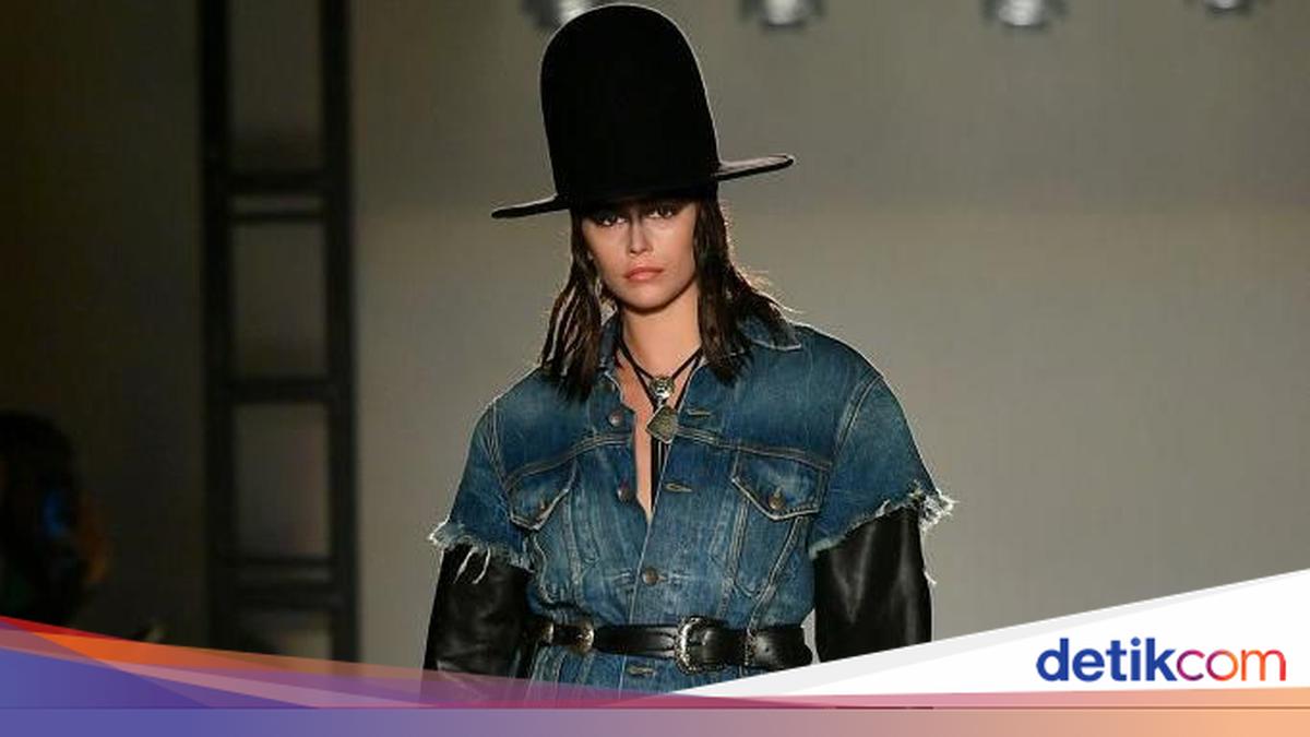 Foto: Gaya Kaia Gerber di New York Fashion Week, a la Koboi sampai Fierce