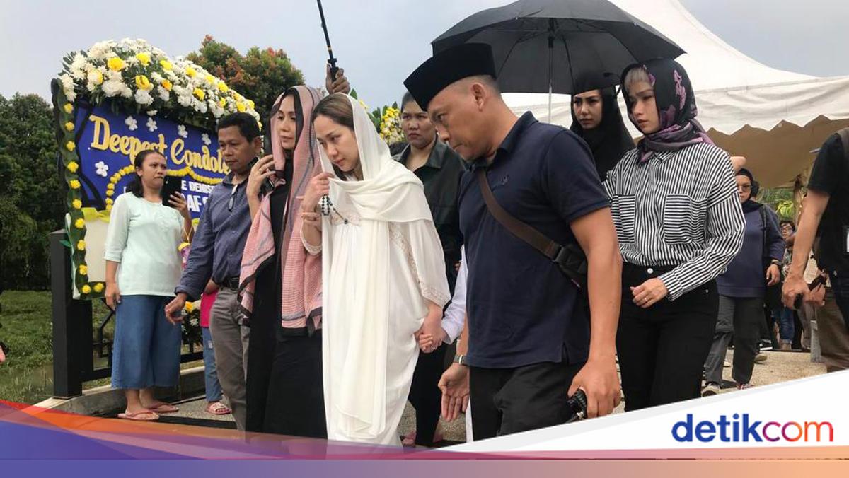 BCL Selalu Pegang Tasbih Hitam Saat Dampingi Jenazah Ashraf Sinclair