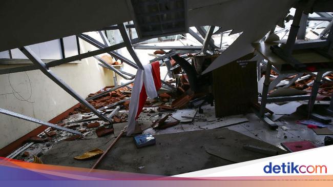 Potret Atap SMKN 24 Jakarta yang Roboh