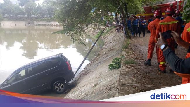 Sopir Kurang Hati-hati Saat Parkir, Mobil Nyebur ke Setu Mangga Bolong Sopir Kurang Hati-hati Saat Parkir, Mobil Nyebur ke Setu Mangga Bolong