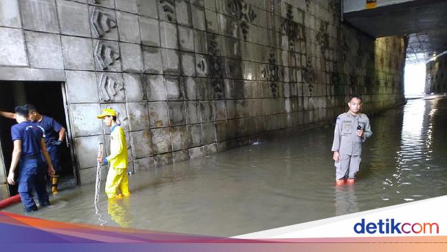 Petugas Masih Bersihkan Sisa Banjir di Underpass Matraman Petugas Masih Bersihkan Sisa Banjir di Underpass Matraman