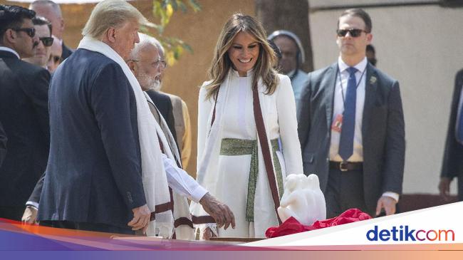 Gaya Elegan Melania Trump di India, Pakai Kain Mirip Songket