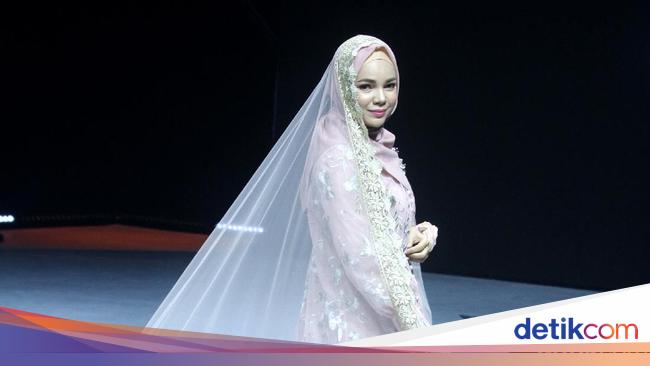 Adu Gaya Hijab Dewi Sandra, Dhini Aminarti dan Selebgram Amerika