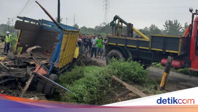 KA Hantam Truk di Klaten, Sopir Selamat Gegara Lompat dari Kemudi KA Hantam Truk di Klaten, Sopir Selamat Gegara Lompat dari Kemudi