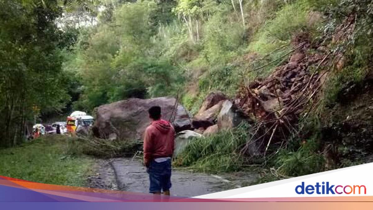 Longsoran Batu Besar Kembali Tutup Jalur Garut-Pameungpeuk