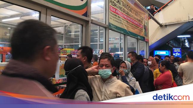 Warga DKI Serbu Masker Rp 125 Ribu Jakmart Pasar Pramuka, Antrean Mengular