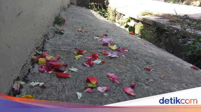 Taburan Bunga di Parit Tandai Lokasi Temuan Mayat Anjanii Bee