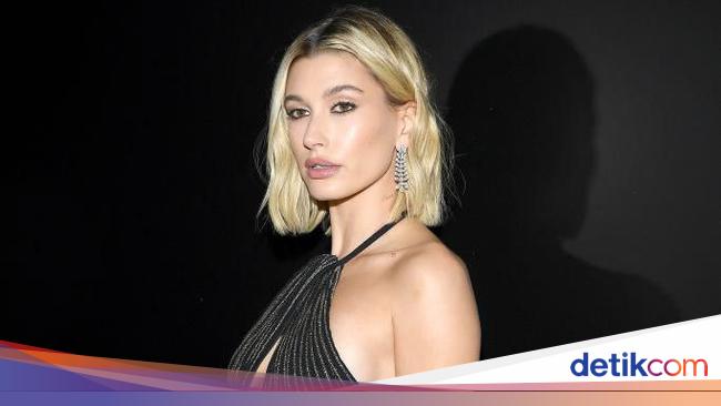 Hailey Baldwin Tinggalkan Twitter, Tiap Buka Rasanya Mau Muntah
