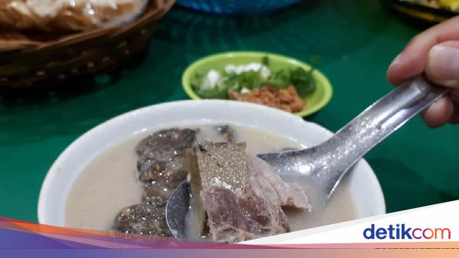 Coto Daeng Sirua: Nikmatnya Coto Makassar Kuah Putih Isi Daging hingga Paru