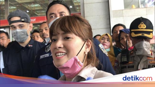Chika Jessica Prihatin Masyarakat Sulit Dapatkan Masker dan Hand Sanitizer