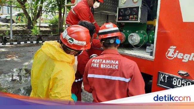 Cegah Corona, Truk Damkar Pertamina Semprot Disinfektan di Balikpapan Cegah Corona, Truk Damkar Pertamina Semprot Disinfektan di Balikpapan