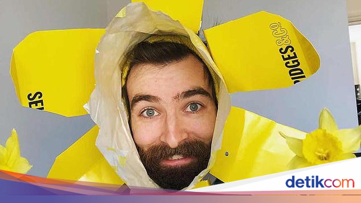 10 Gaya Lucu Orang Kerja di Rumah Pakai Kostum Power Ranger hingga Singa